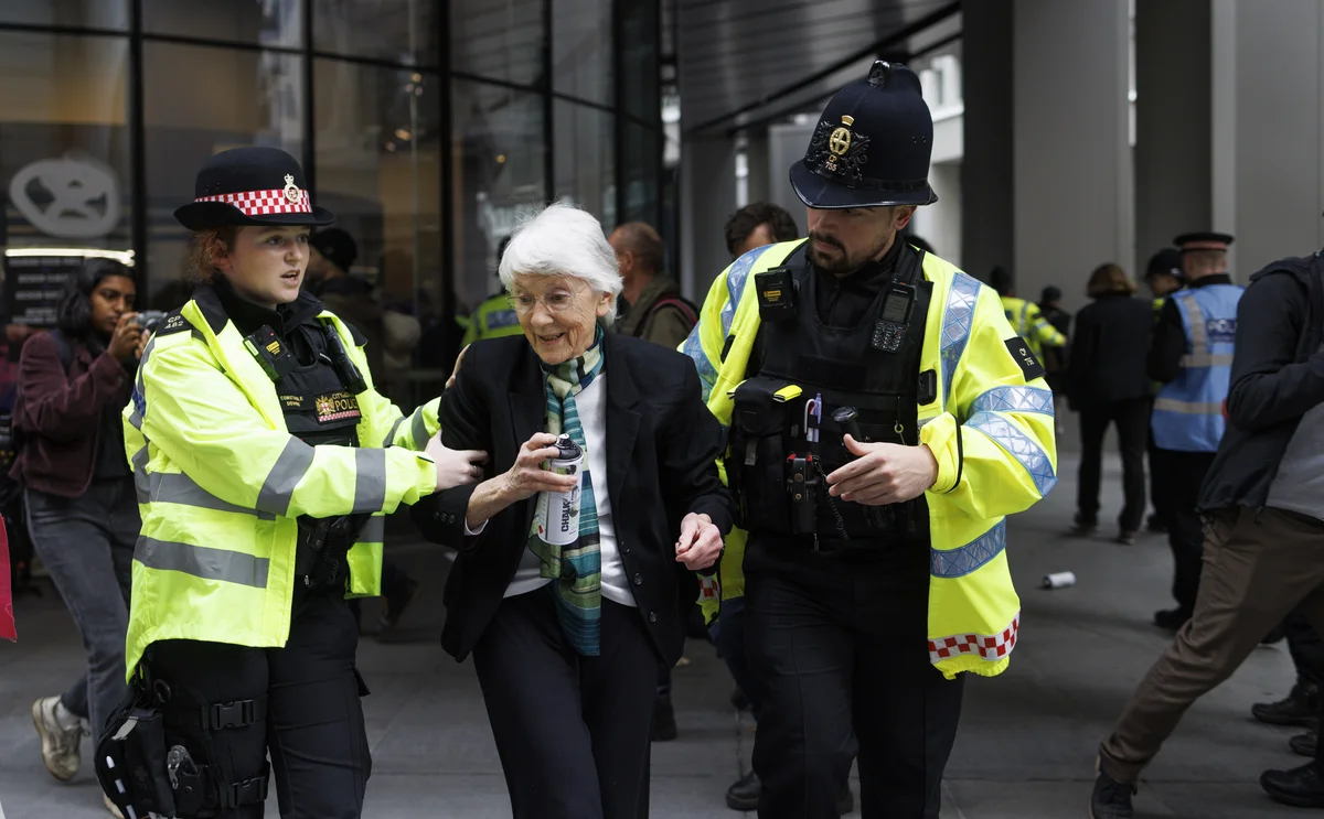 Six Extinction Rebellion protestors arrested for defacing WTW building ...